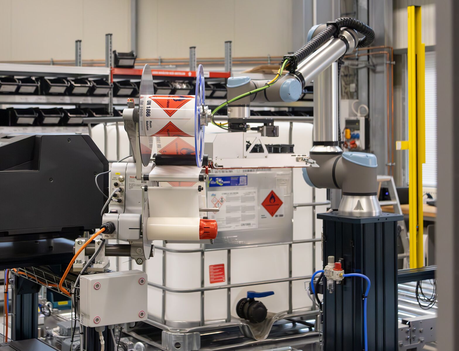 Automated labeling of containers | VeloFlexLabeler